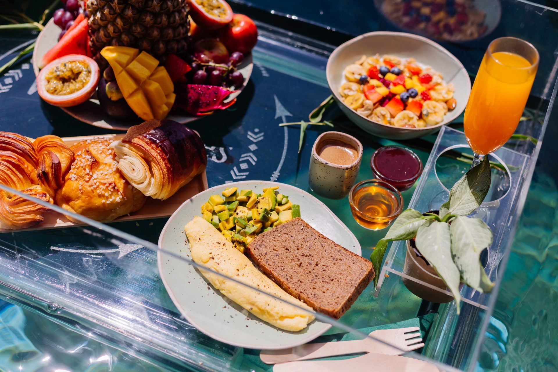 Floating Breakfast Ideas For Your Summer Getaway | Luxury Living